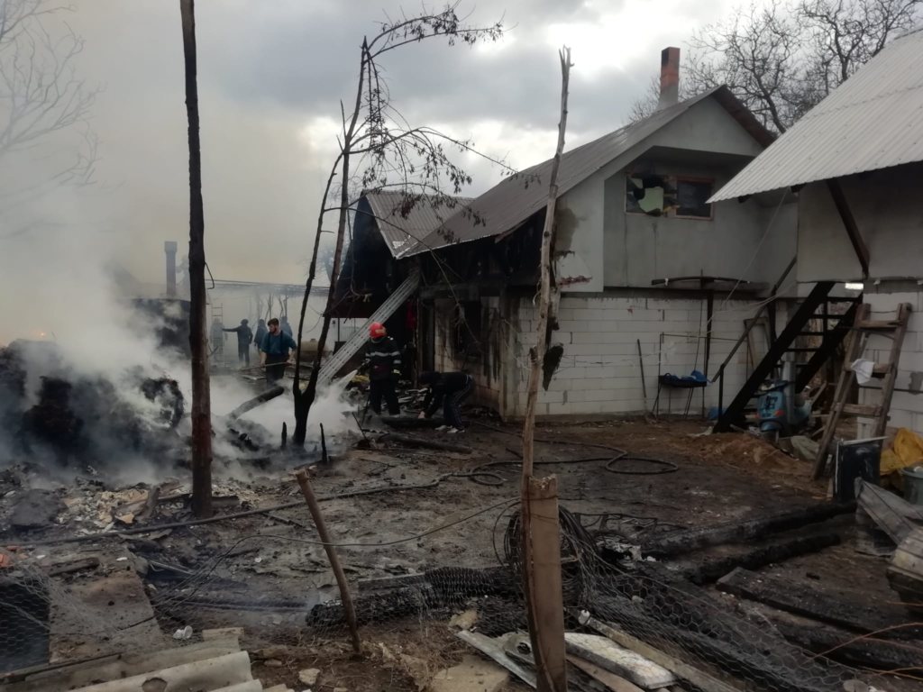 Intervenție grea a pompierilor pentru stingerea unui incendiu care a ...