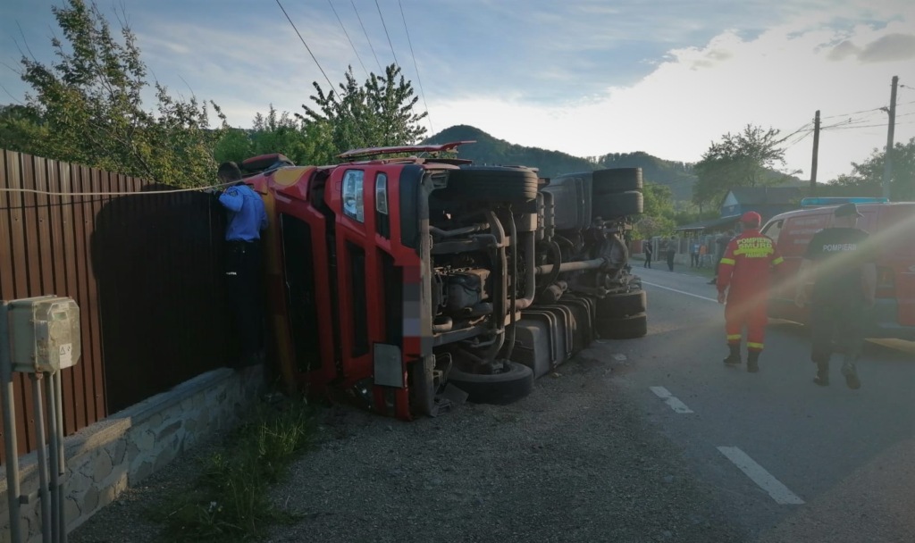 Un TIR încărcat cu fier vechi s-a răsturnat în comuna Pipirig - Tele M ...